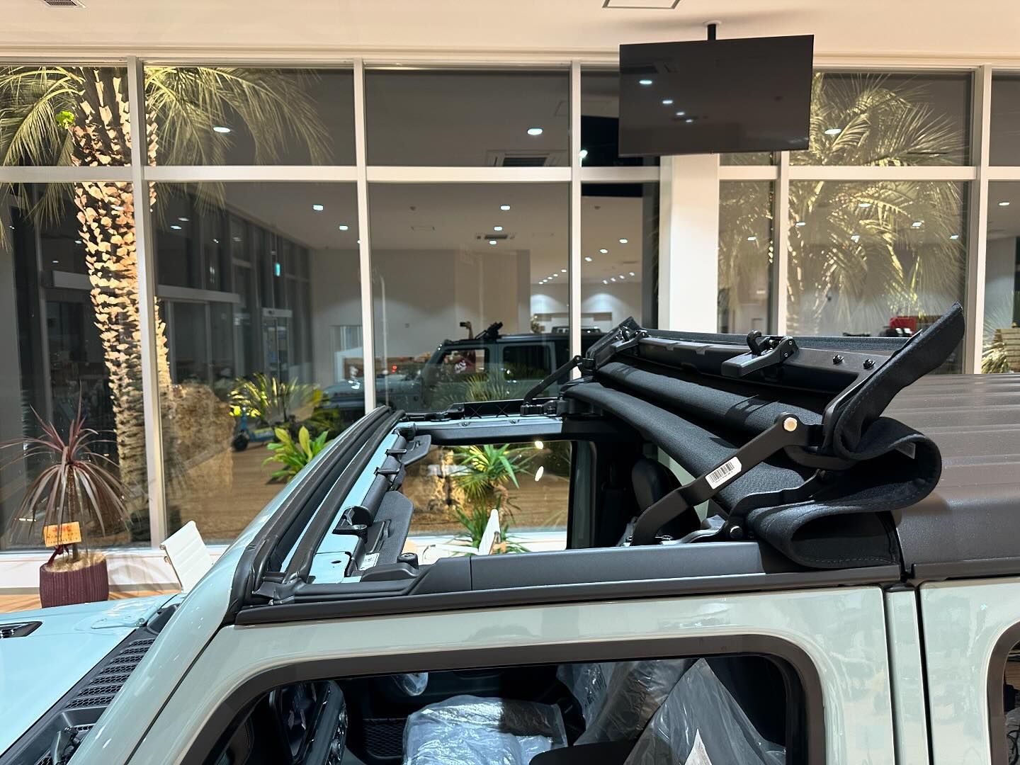 Jeep Wrangler Limited Edition with Sunrider Flip Top for Hardtop 展示しました ...